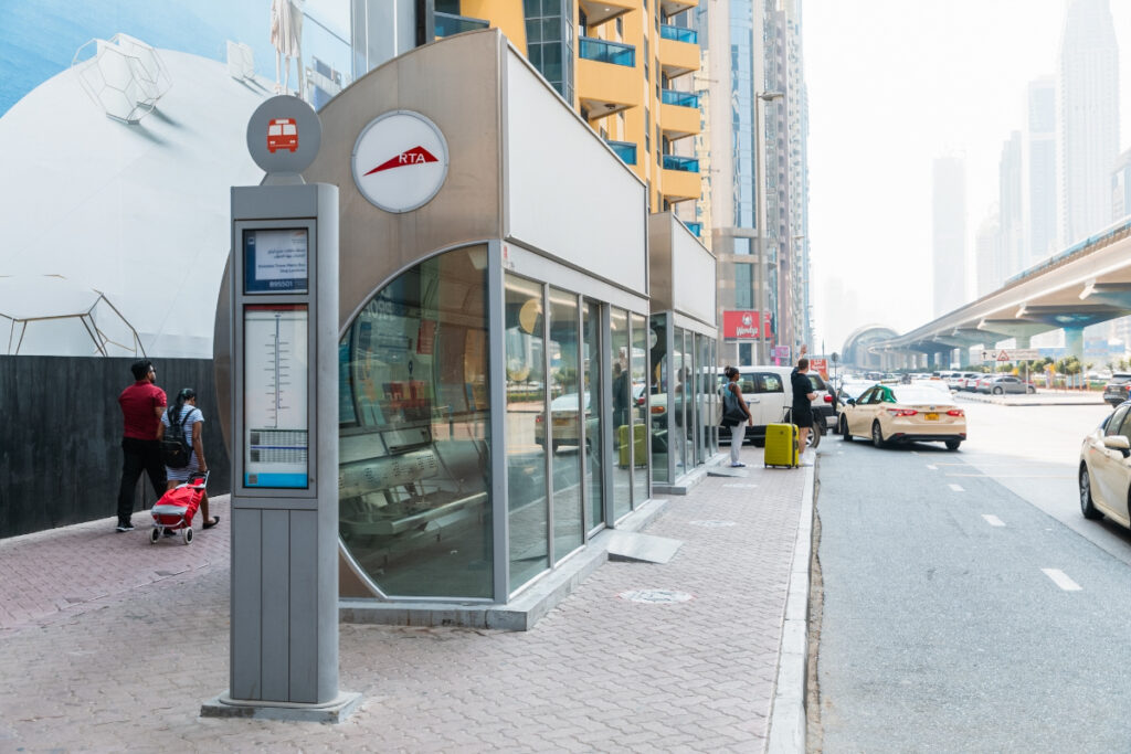 Dubaj doprava: Kompletní průvodce pro metro a MHD v Dubaji