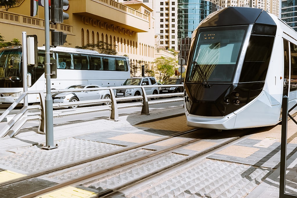 Dubaj doprava: Kompletní průvodce pro metro a MHD v Dubaji